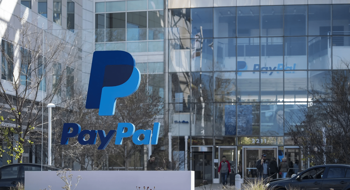 PayPal unveils another credit card for in-person shopping push - Bank ...